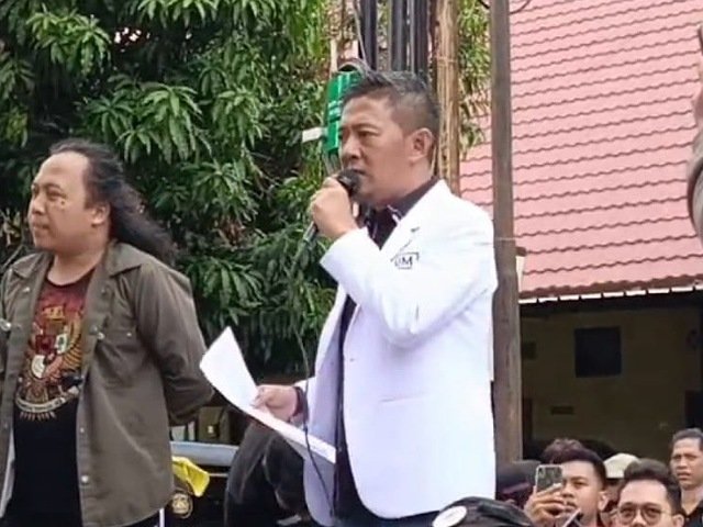 Diduga Langgar Perizinan, Parkside Hotel Disegel Massa Aliansi ...